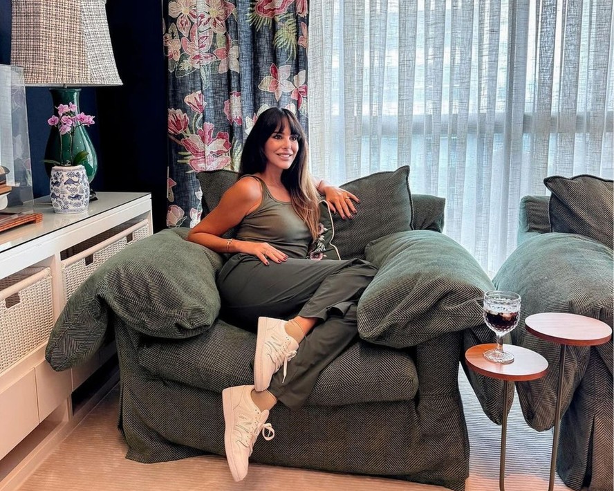 Suzana Gullo mostra decoração aconchegante da sua casa no Rio de Janeiro