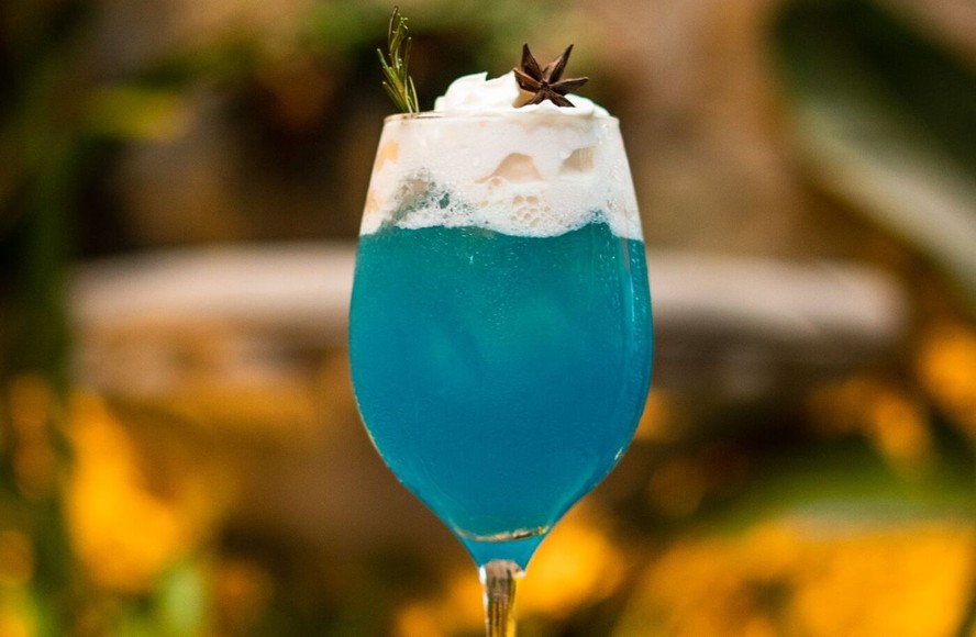 Receita refrescante de drinque azul leva curaçau, vodca e frutas ...