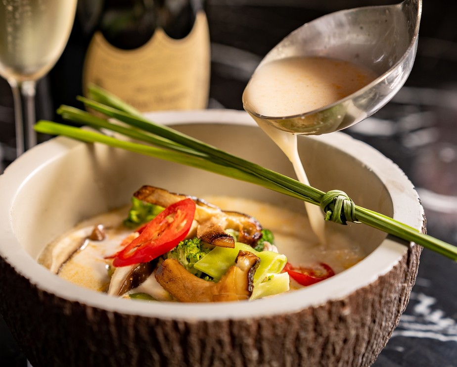 Tom Kah Gai: como fazer sopa tailandesa de frango e leite de coco ...