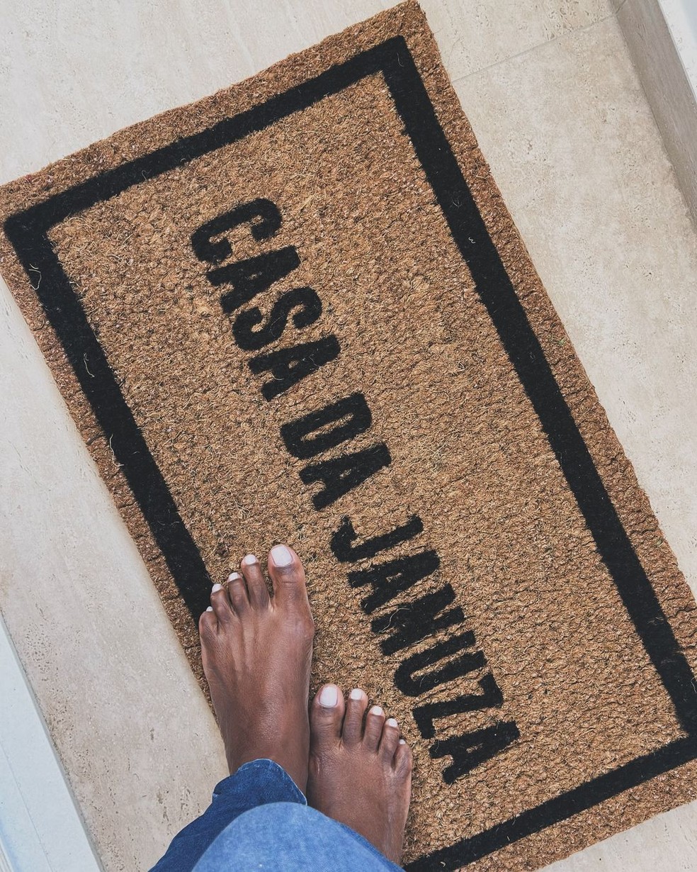 Erika Januza comemora reta final da obra da sua mansão e mostra ...