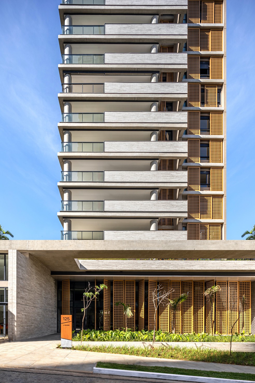 Painéis de muxarabi se destacam em fachada dinâmica de edifício em SP | Arquitetura | Casa e Jardim