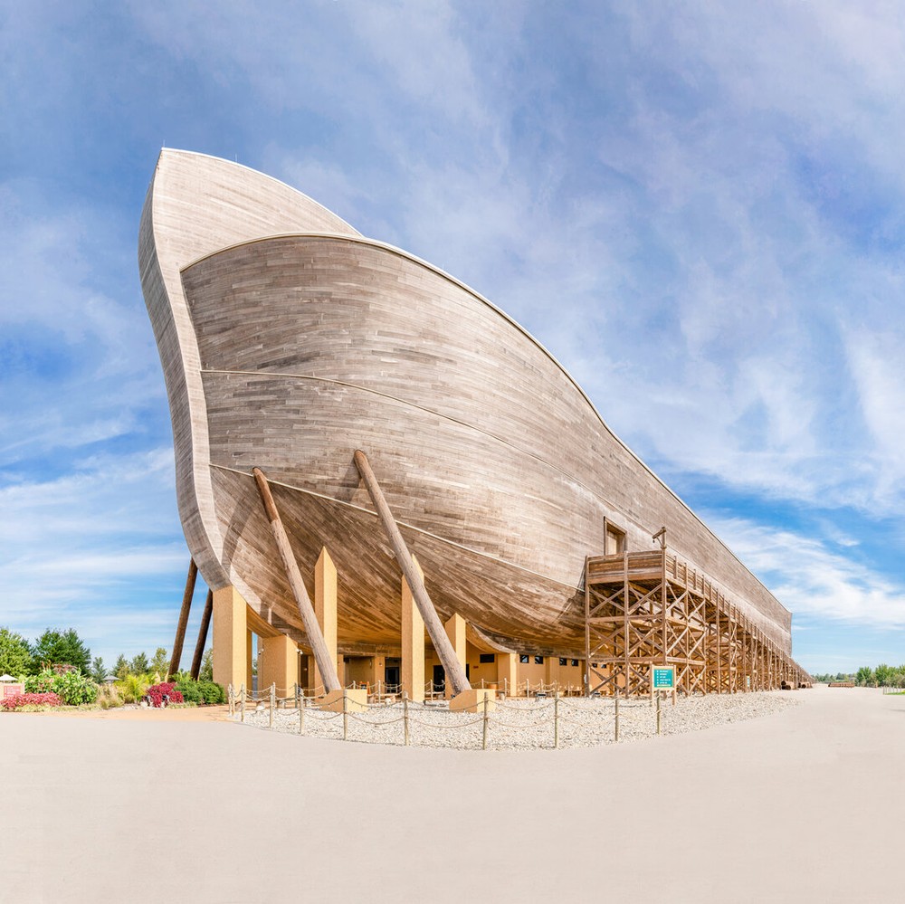 Brasileira visita a réplica da Arca de Noé em tamanho real, que custou ...