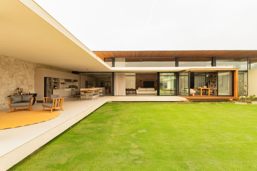 Casa no interior prioriza design leve para valorizar o verde ao redor