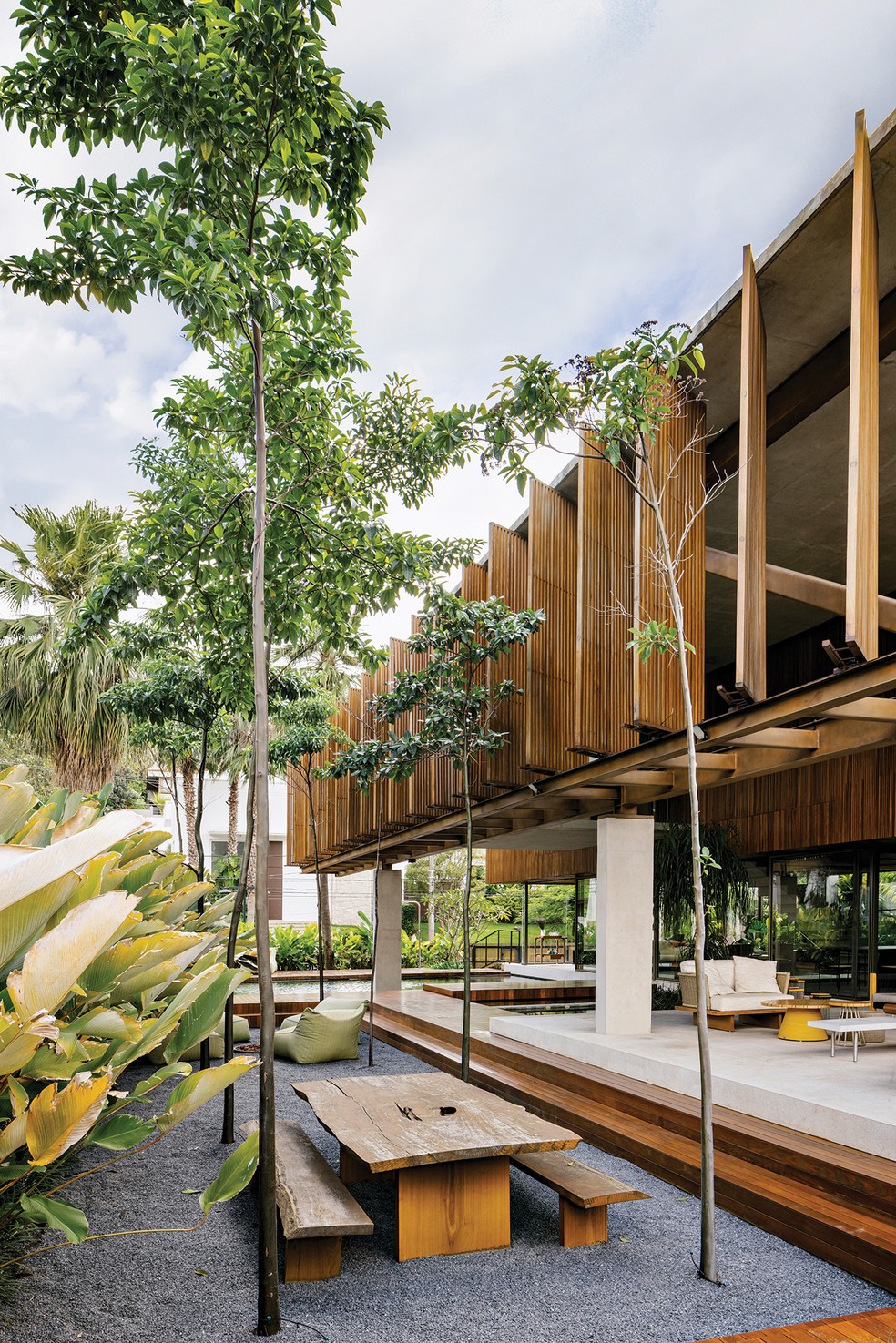 Ripados de cumaru revestem e refrescam casa no interior paulista | Arquitetura | Casa e Jardim