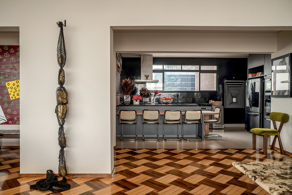 Apartamento da década de 60 mescla peças de design contemporâneo e vintage