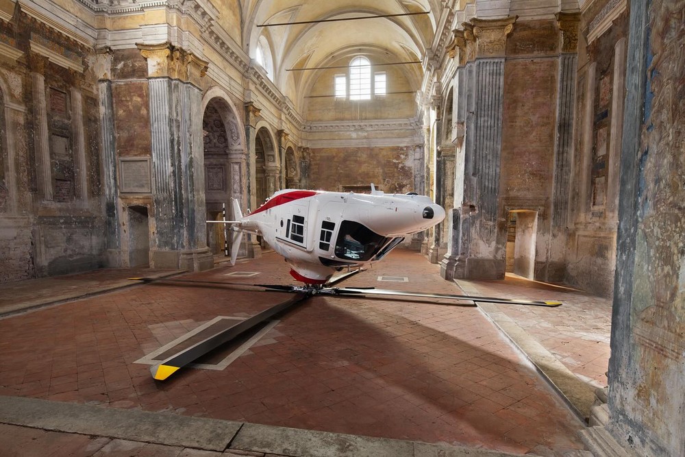 Artista instala helicóptero invertido dentro de igreja desconsagrada ...
