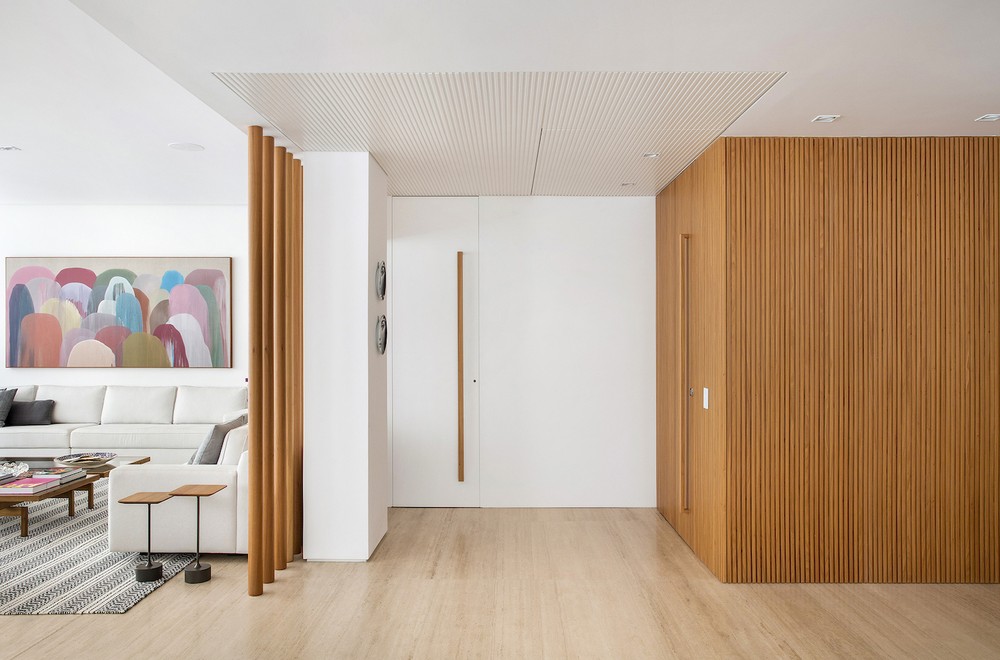 Apartamento tem espaços amplos e boa iluminação e ventilação naturais ...