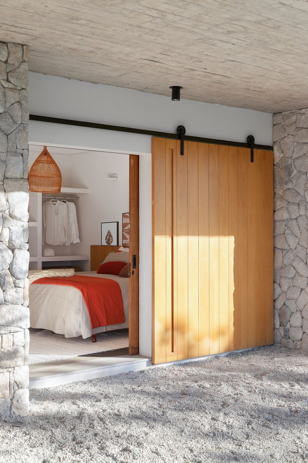 Minimalismo rústico marca casa de campo com seis suítes e área de lazer ...