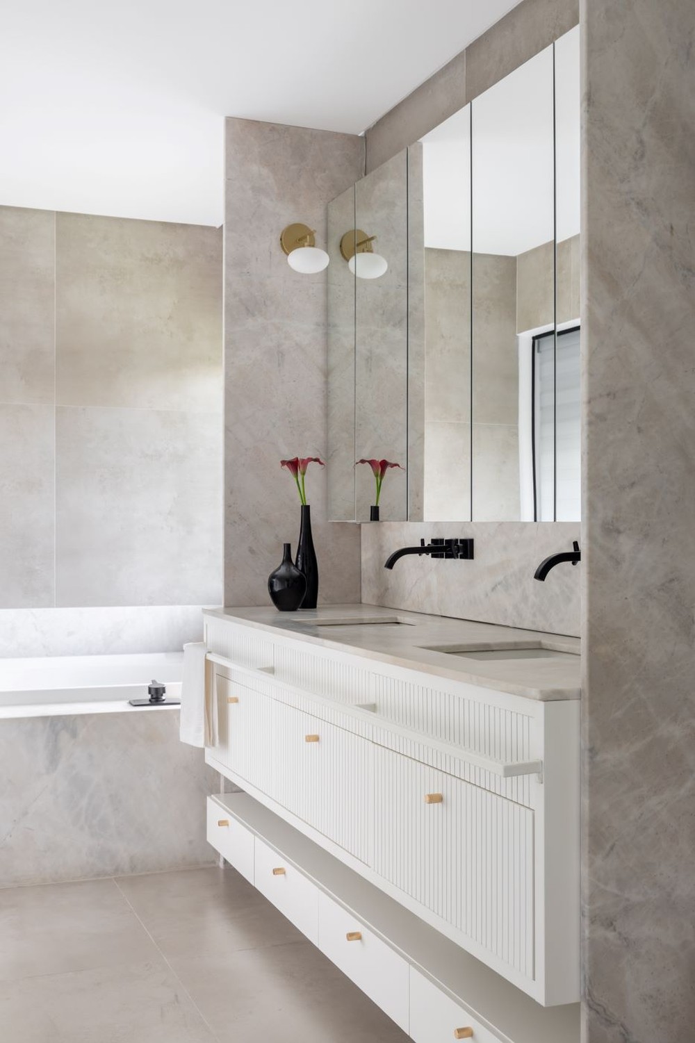 Como usar porcelanato marmorizado e criar um visual sofisticado no banheiro