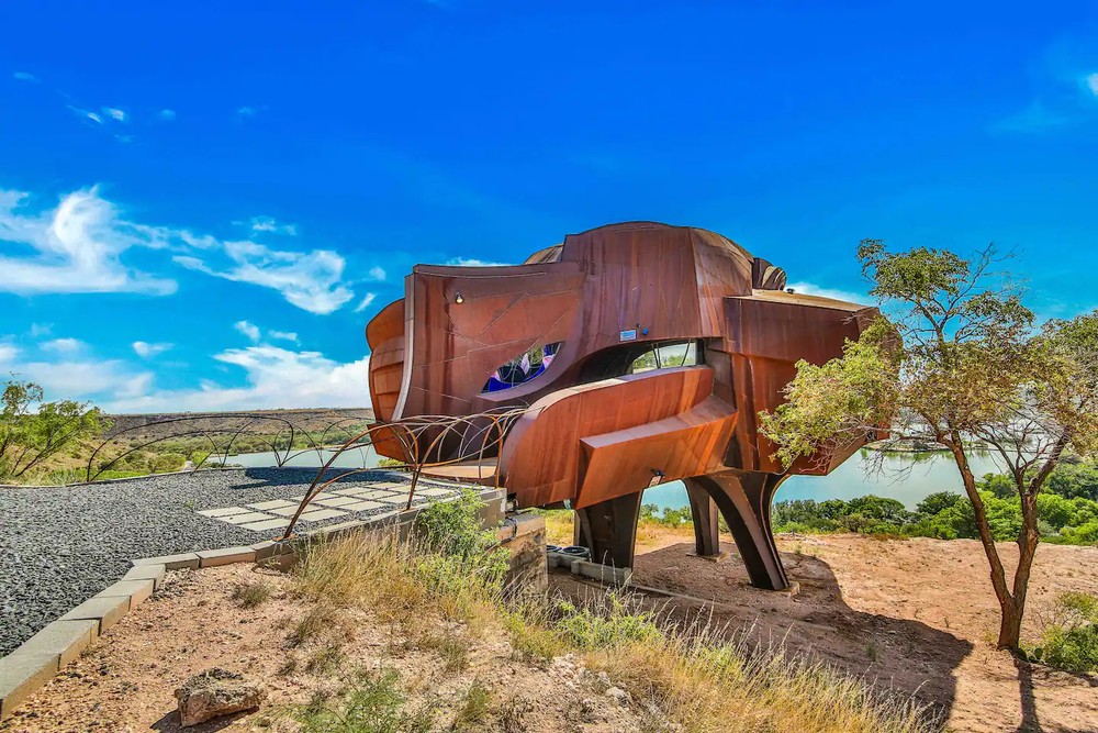 Casa 'alienígena' do escultor Bruno Steel está à venda por R$ 9,7 ...
