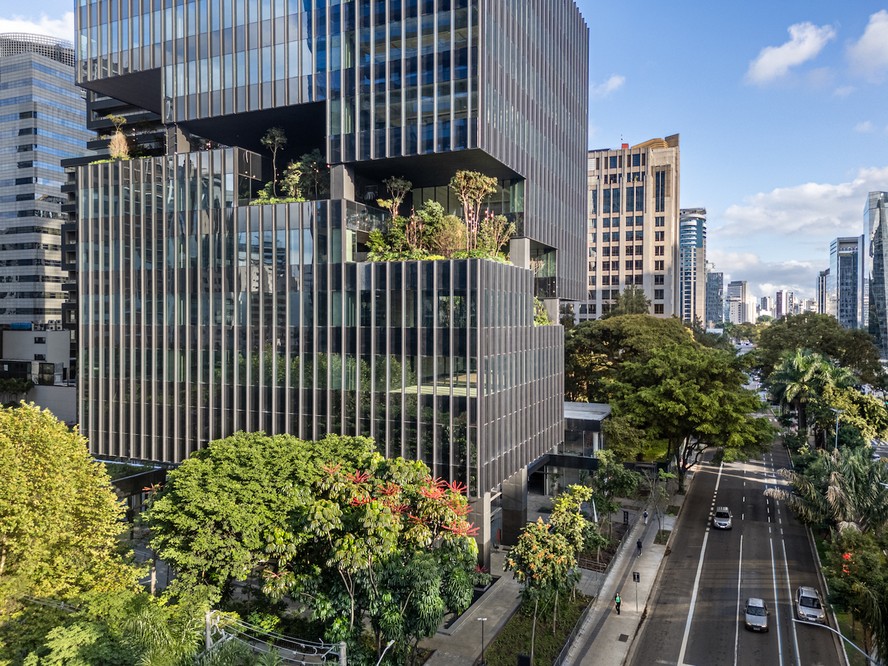 Prédio cria floresta tropical nas alturas em SP com bosques verdes nos ...