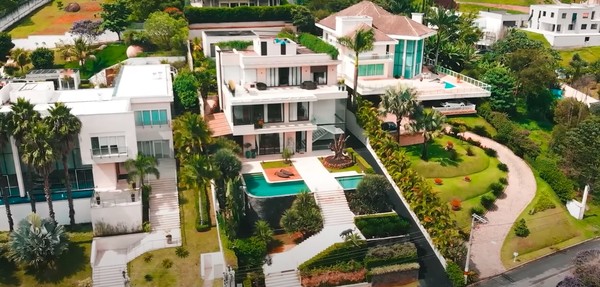 Luxuosas e milionárias: conheça as mansões de 7 famosos em Alphaville