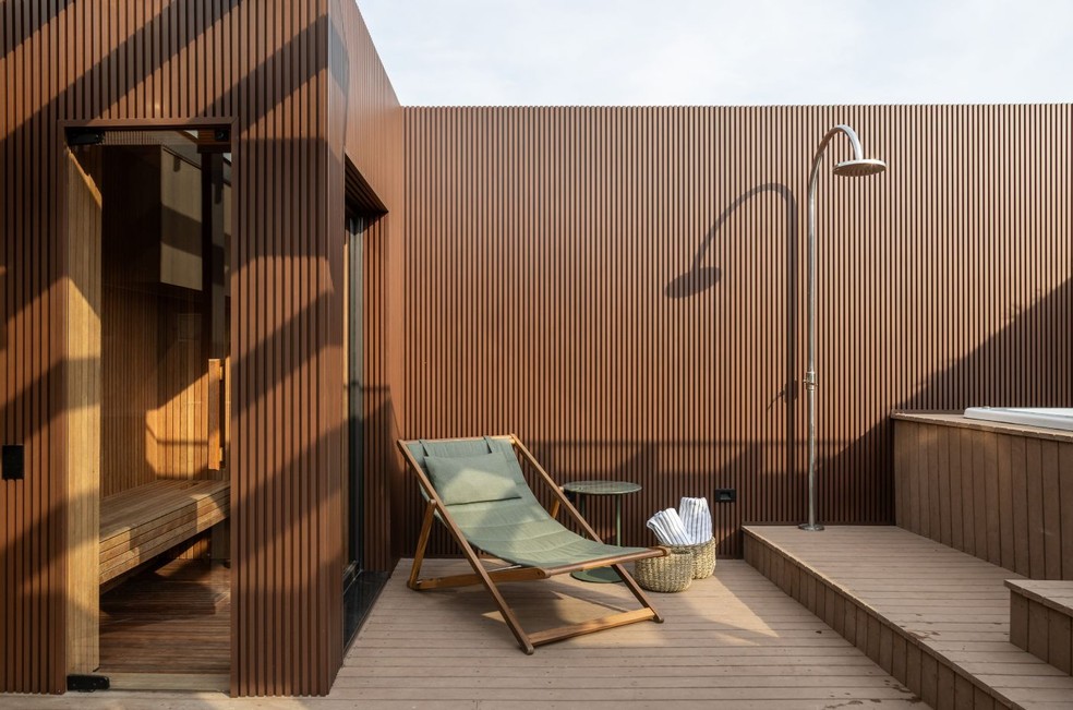 Casa ganha área social ampla e rooftop com sauna para valorizar o convívio da família