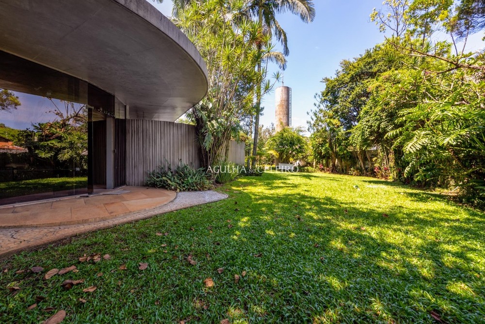 Casa projetada por Oscar Niemeyer em São Paulo está à venda por R$ 16,5 milhões