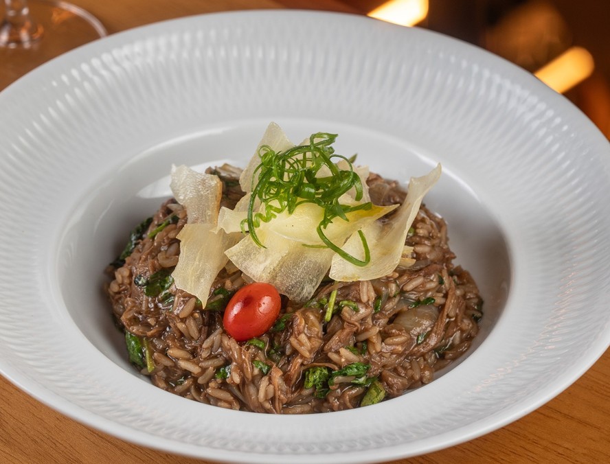 Arroz de costela com molho de tomate, vinho tinto e chips de mandioca