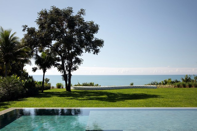 Projeto une arquitetura e natureza em casa de 327 m² em Trancoso, na Bahia