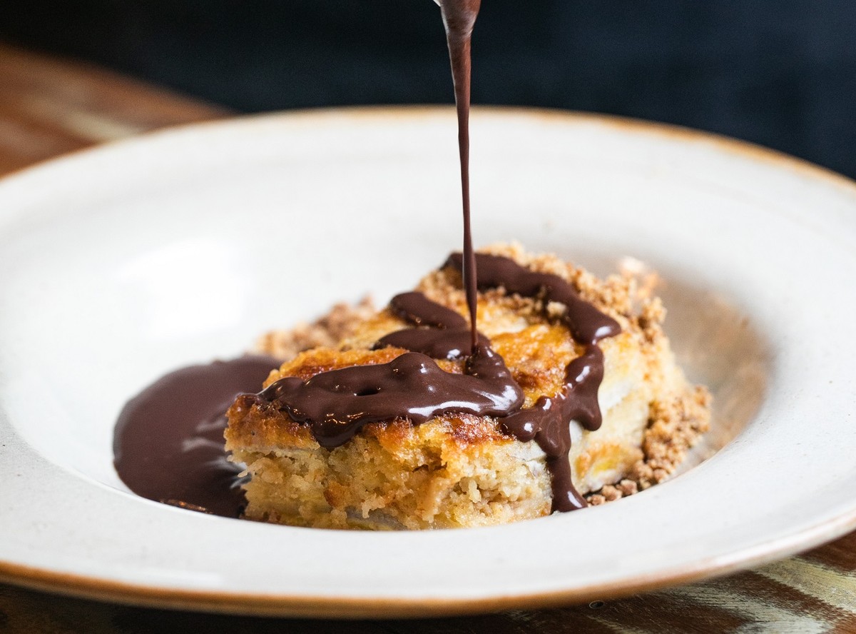 Torta de banana com muita calda de chocolate é de dar água na boca