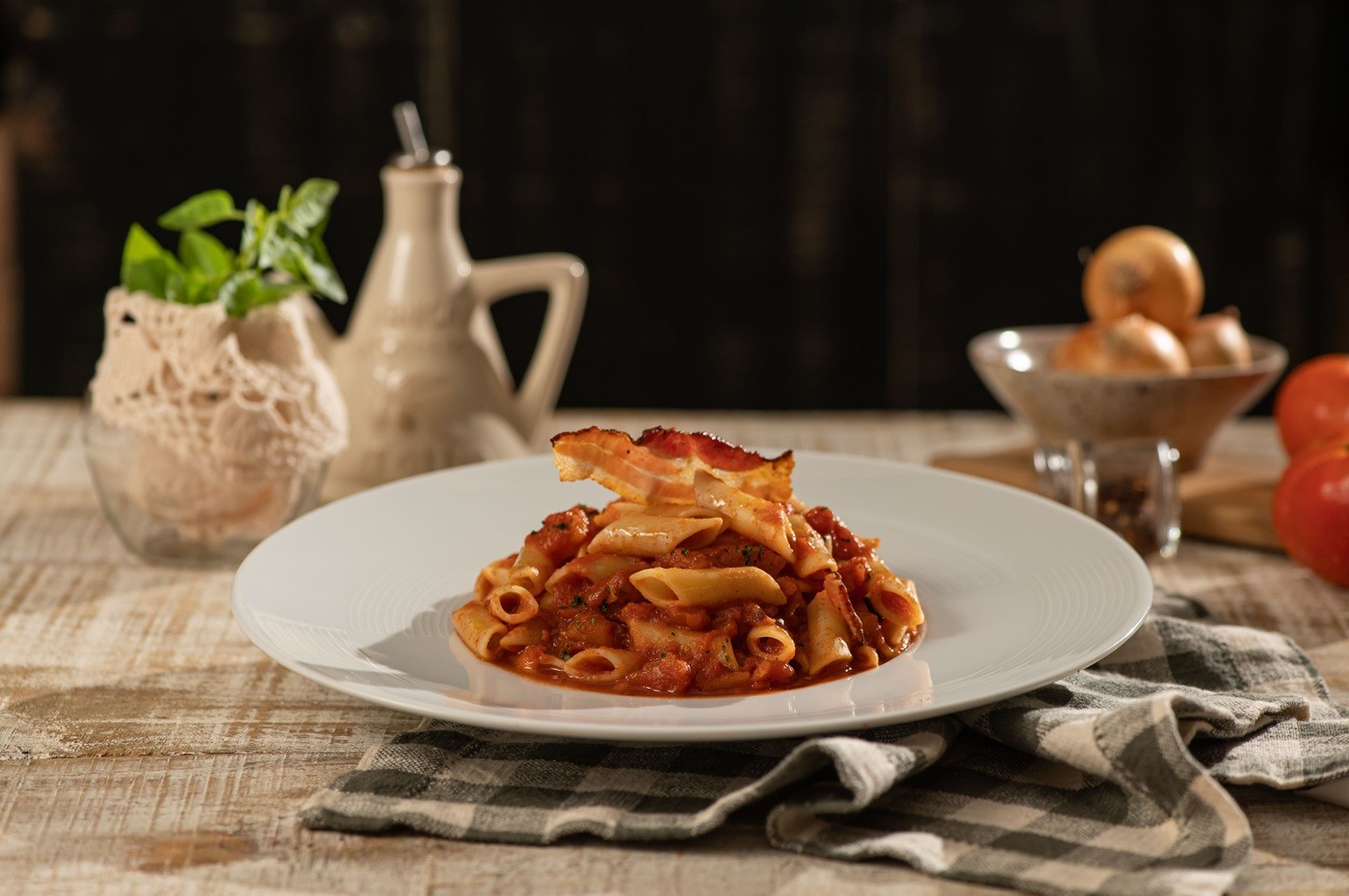 Receita de macarrão penne com molho de tomate rústico, pimenta e bacon ...