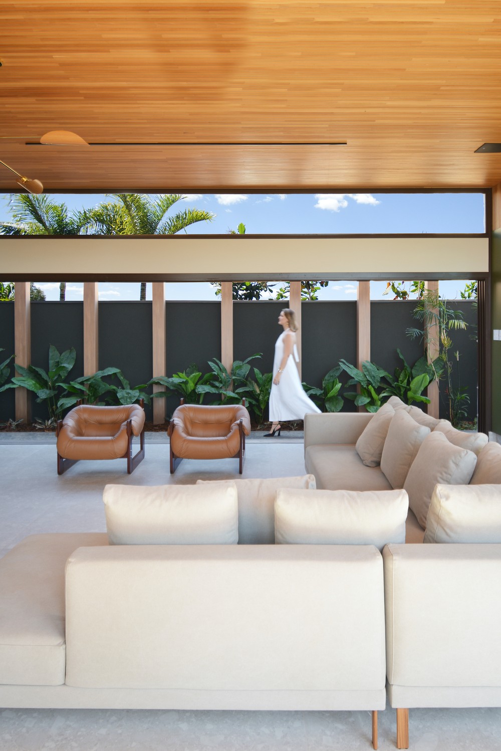 Casa de 538 m² é marcada por madeira, brises metálicos e paisagismo