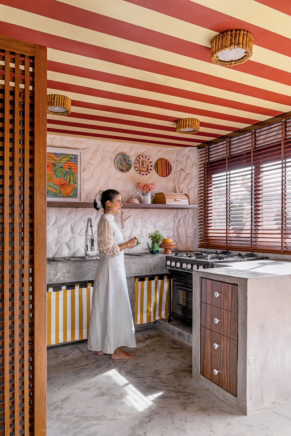Casa de 500 m² em Pernambuco reúne arte, cores vibrantes e peças herdadas