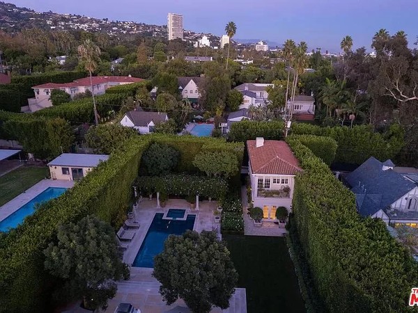 O que aconteceu com a casa dos irmãos Menendez após o assassinato dos ...