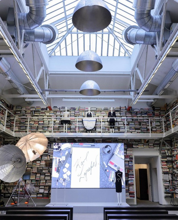 Biblioteca e livraria parisiense de Karl Lagerfeld tem mais de 33 mil ...