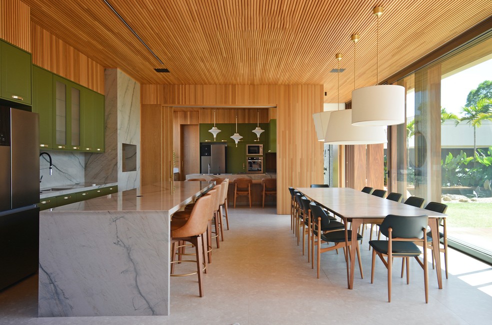 Casa de 538 m² é marcada por madeira, brises metálicos e paisagismo