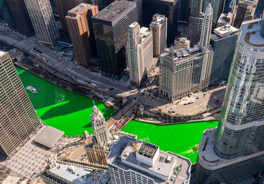 Rio Chicago é pintado de verde para a festa do Saint Patrick’s Day ...
