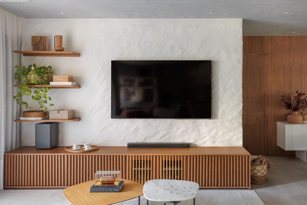 Integração valoriza encontros e reboco grego dá charme à parede em apê ...