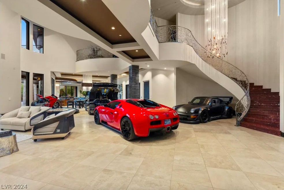 Morador estaciona carros de luxo na sala de sua casa, à venda por R$ 60 ...