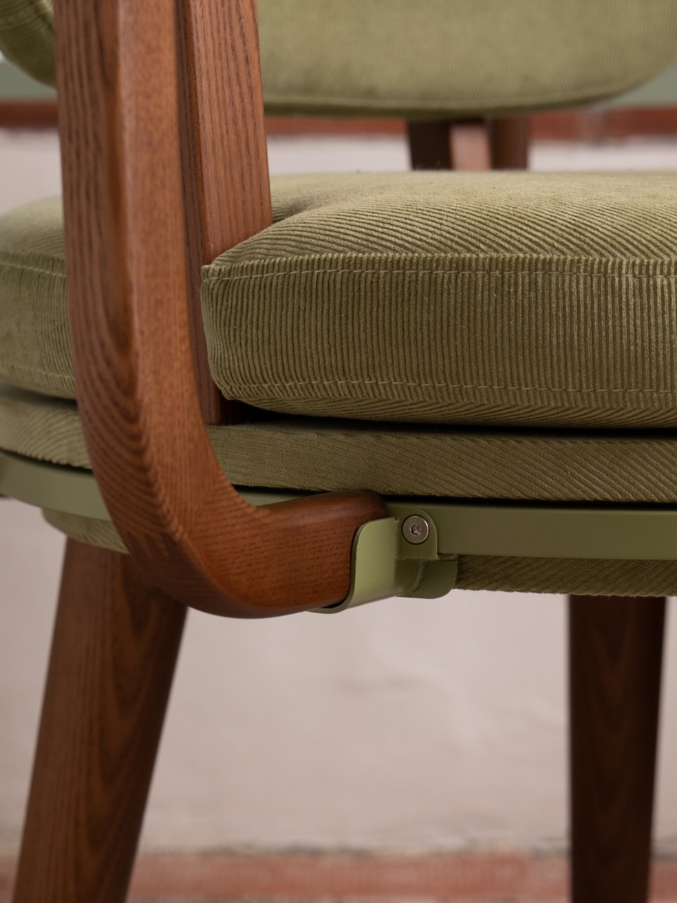 Designer cria cadeira para roupas ‘nem limpas nem sujas’ e fatura R$ 5 ...
