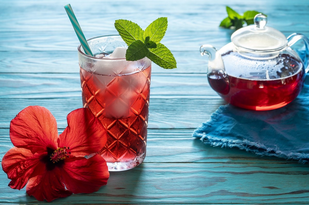 5 receitas de bebidas refrescantes e saudáveis para fazer com hibisco