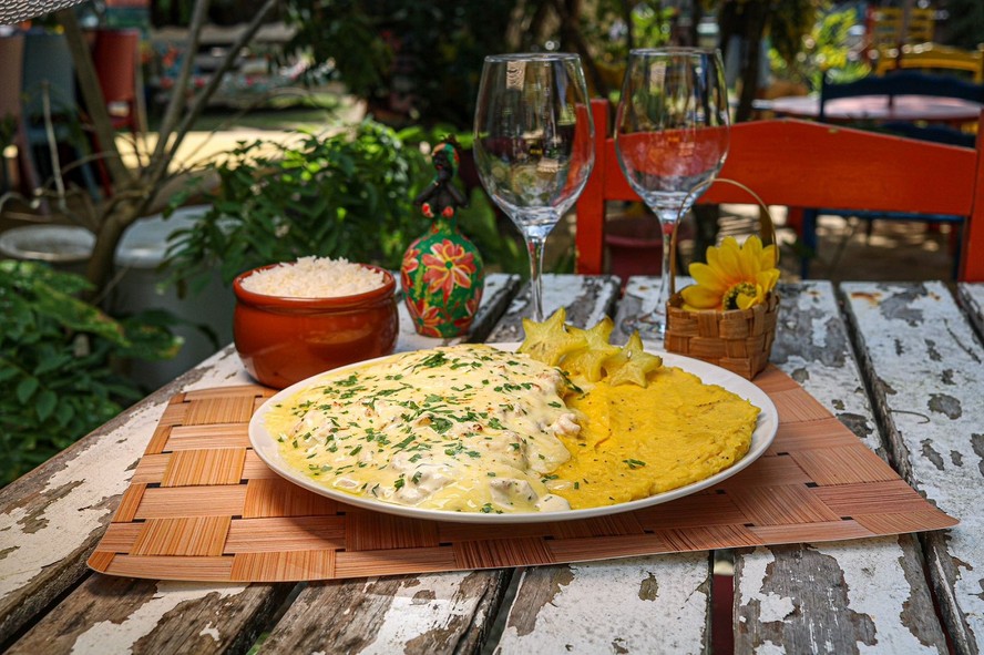 Peixe grelhado com molho de camarão e purê de banana-da-terra