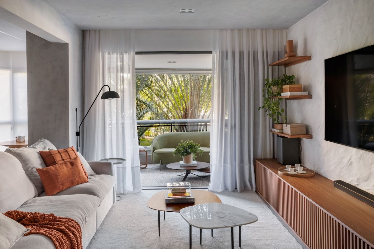 Integração valoriza encontros e reboco grego dá charme à parede em apê ...