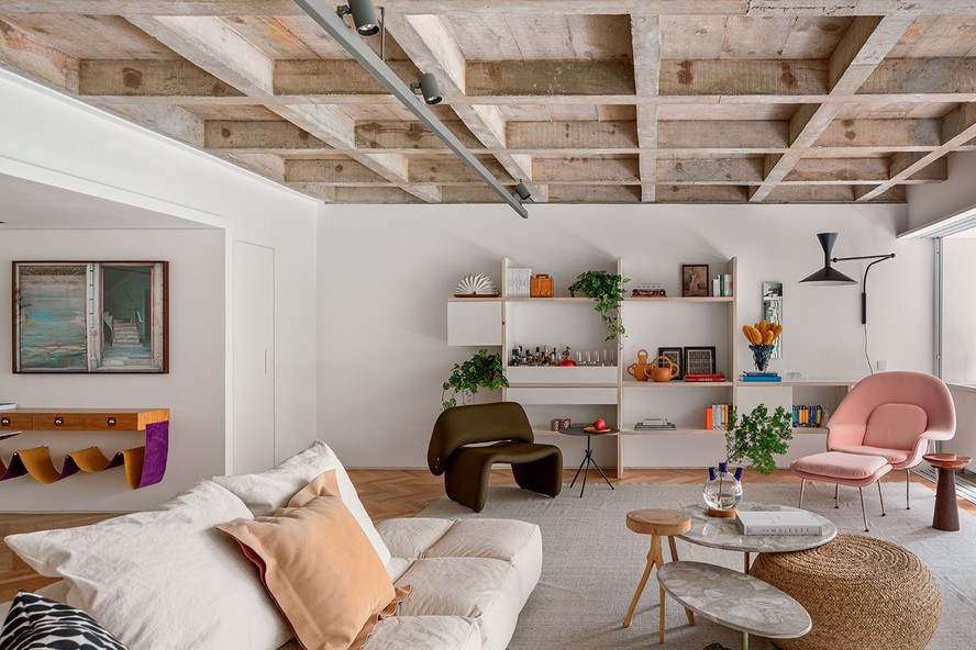 Reforma destaca laje nervurada de concreto aparente em apartamento ...