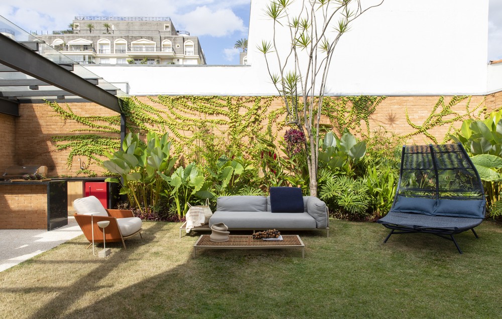 Arquitetura e design brasileiro se conectam em casa cercada por verde