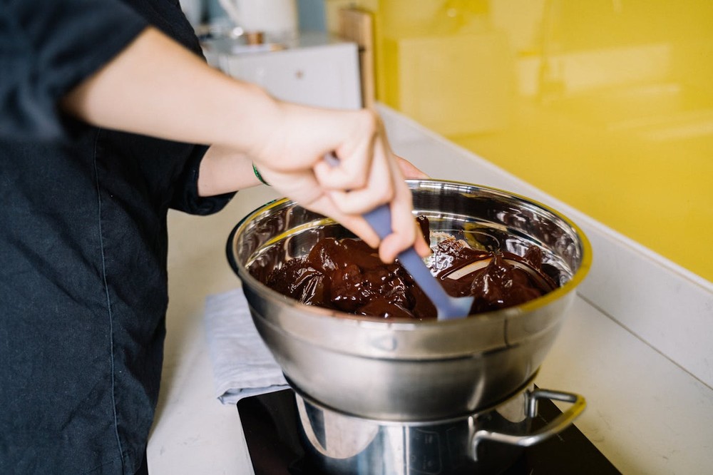 Como temperar chocolate e garantir brilho, crocância e sabor aos seus doces