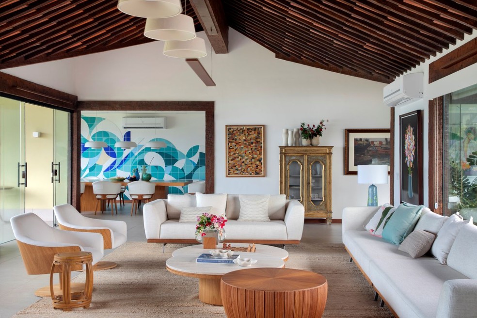 Reforma em casa praiana valoriza arquitetura original e acrescenta ...
