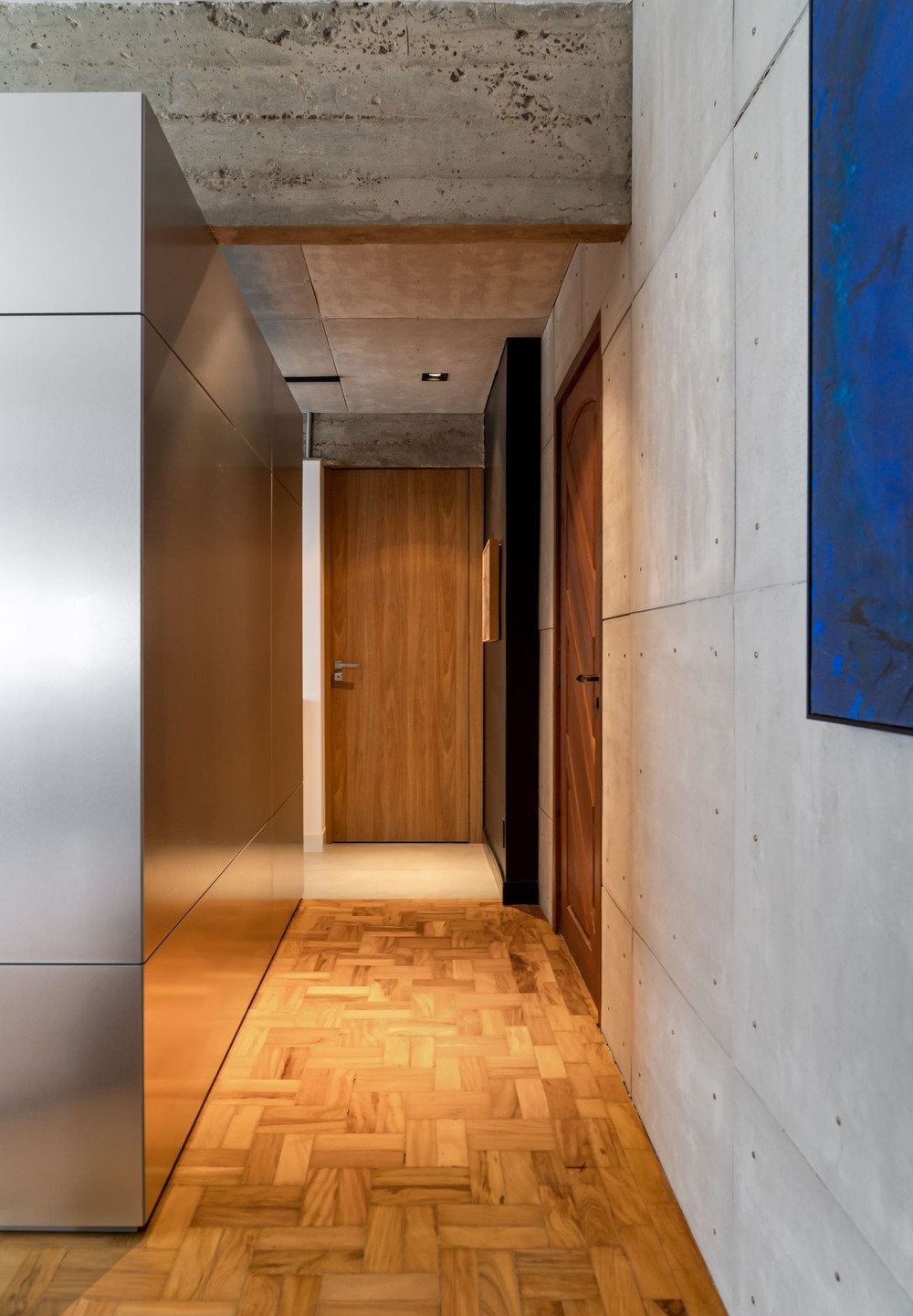Passado e presente se encontram em loft modernista de 90 m²