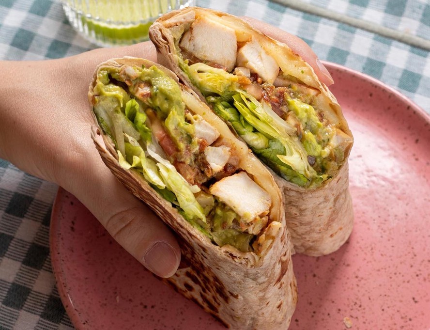 Receita saudável de wrap de frango com bacon e guacamole | Gastronomia ...