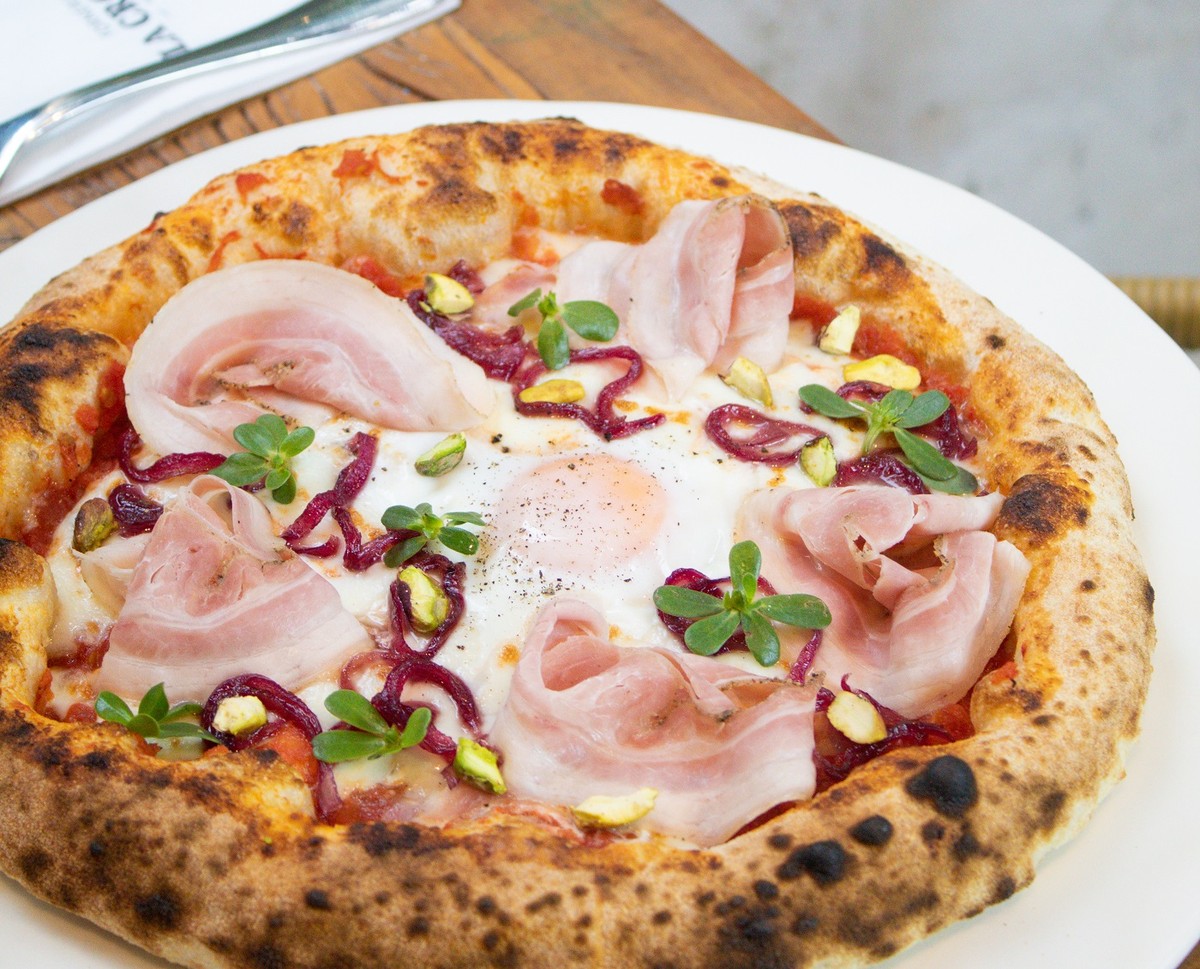 Pizza portuguesa ganha versão gourmet com panceta e pistache ...