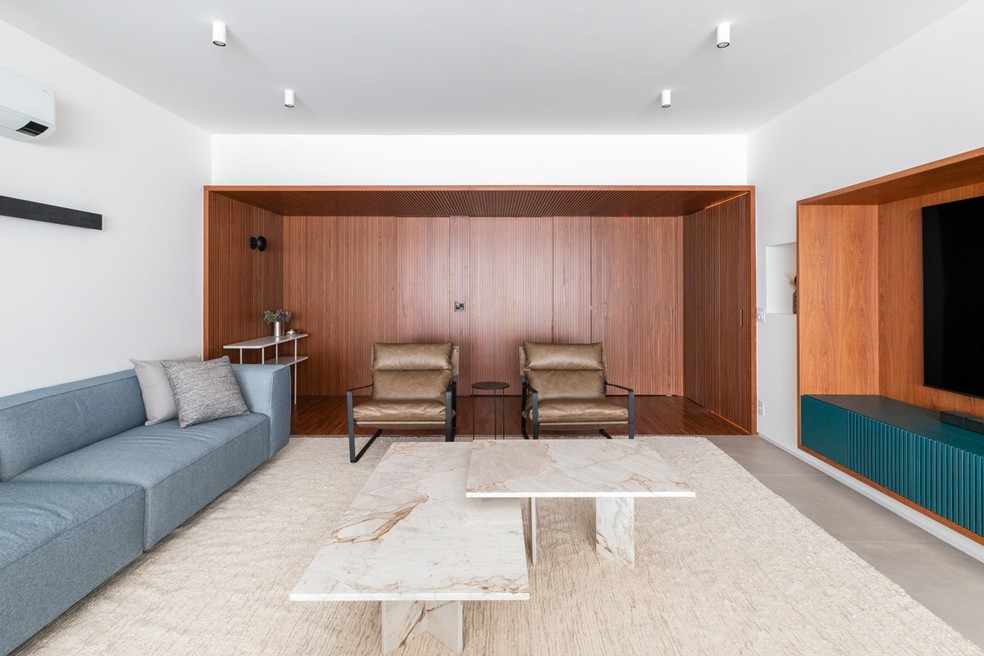 Azul, cinza e madeira marcam decoração de apartamento paulistano