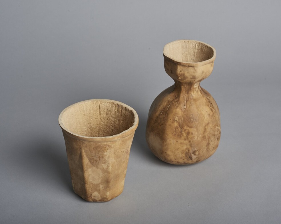 Designer japonês molda cabaças ainda verdes para criar copos e garrafas