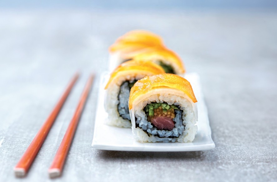 Receita caseira de sushi com atum, caqui, pepino e rabanete ...