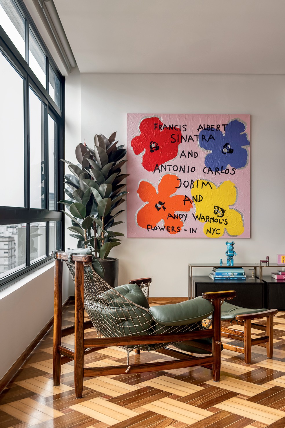 Apartamento da década de 60 mescla peças de design contemporâneo e vintage
