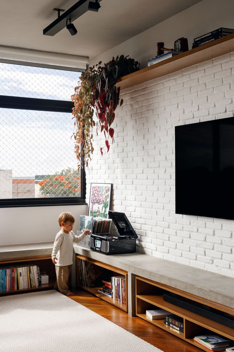 Reforma valoriza cobogós e paredes de tijolinhos em apartamento de 140 m²