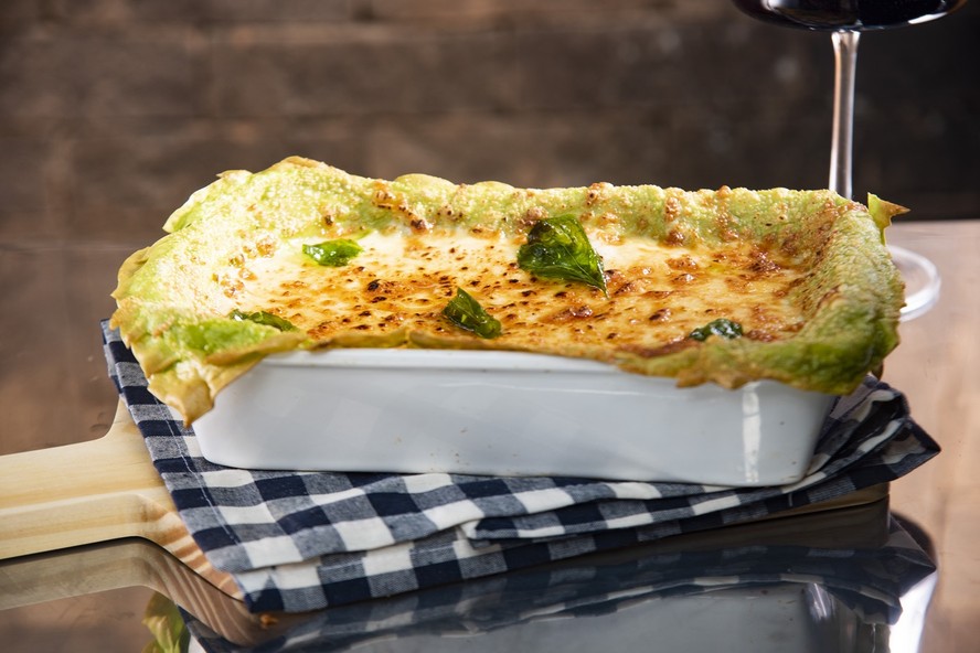 Receita de lasanha à bolonhesa com massa verde e grana padano