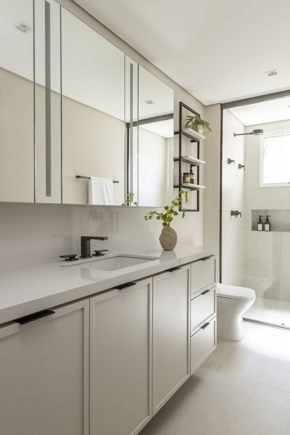 Banheiro com nichos embutidos: dicas para escolher a altura e os ...