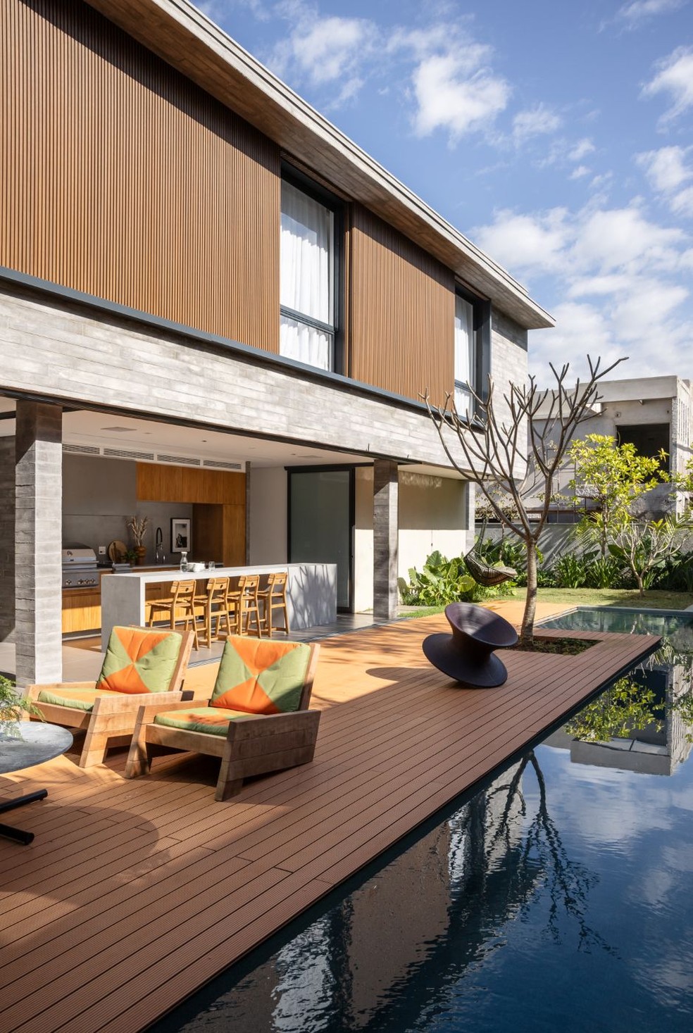 Casa de 460 m² se abre como um grande varanda repleta de design, arte e ...