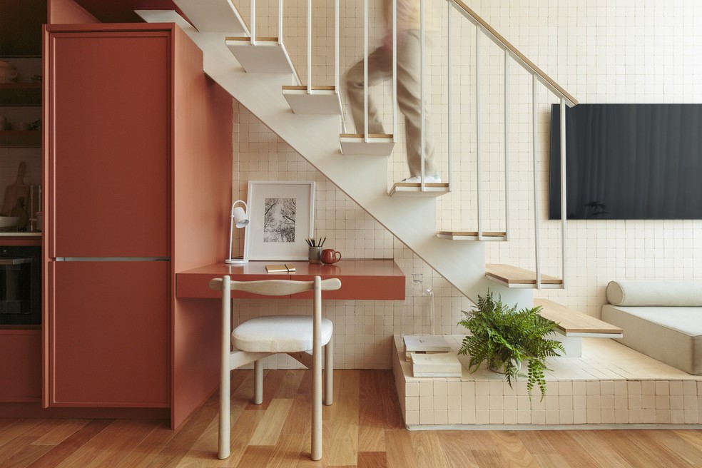 Apê aconchegante de 24 m² tem mezanino que aproveita melhor o espaço